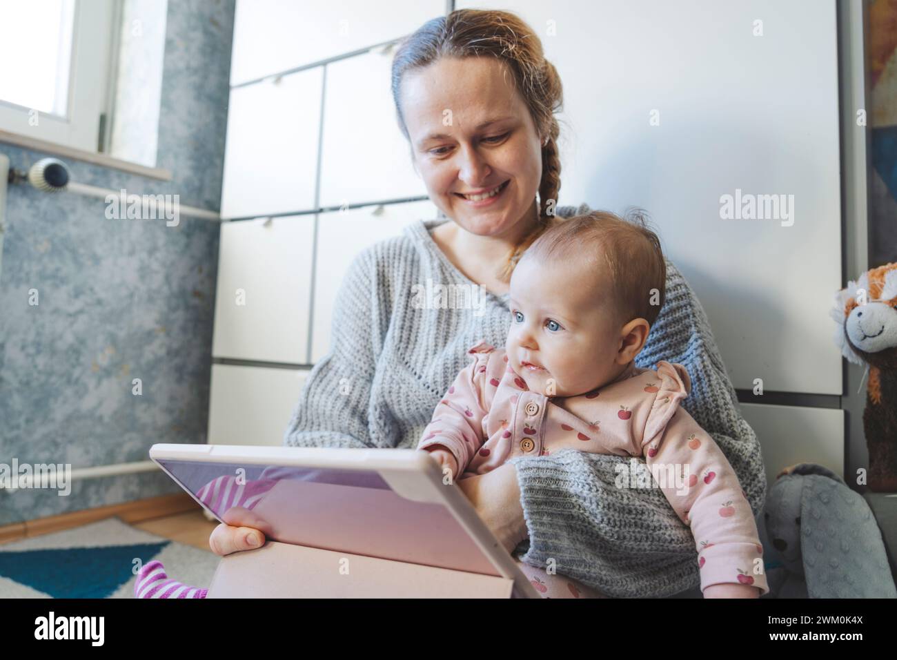 Parents baby daughter using tablet hi-res stock photography and images ...