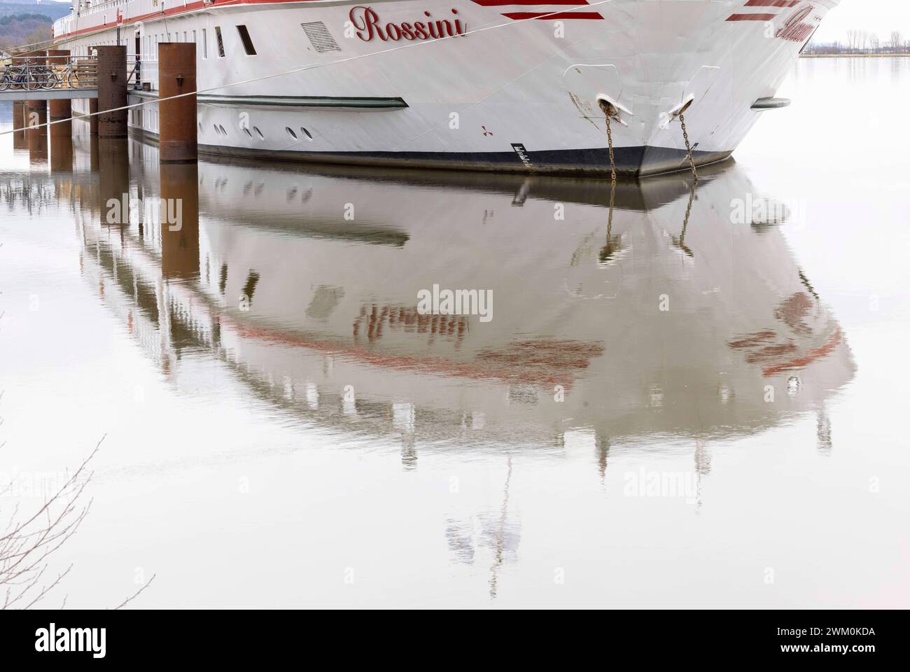 Die schwimmende Asyl-Notunterkunft Kreuzfahrtschiff MS Rossini wurde ...