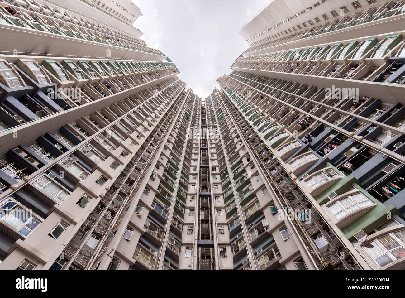 Tall modern skyscraper hi-res stock photography and images - Alamy