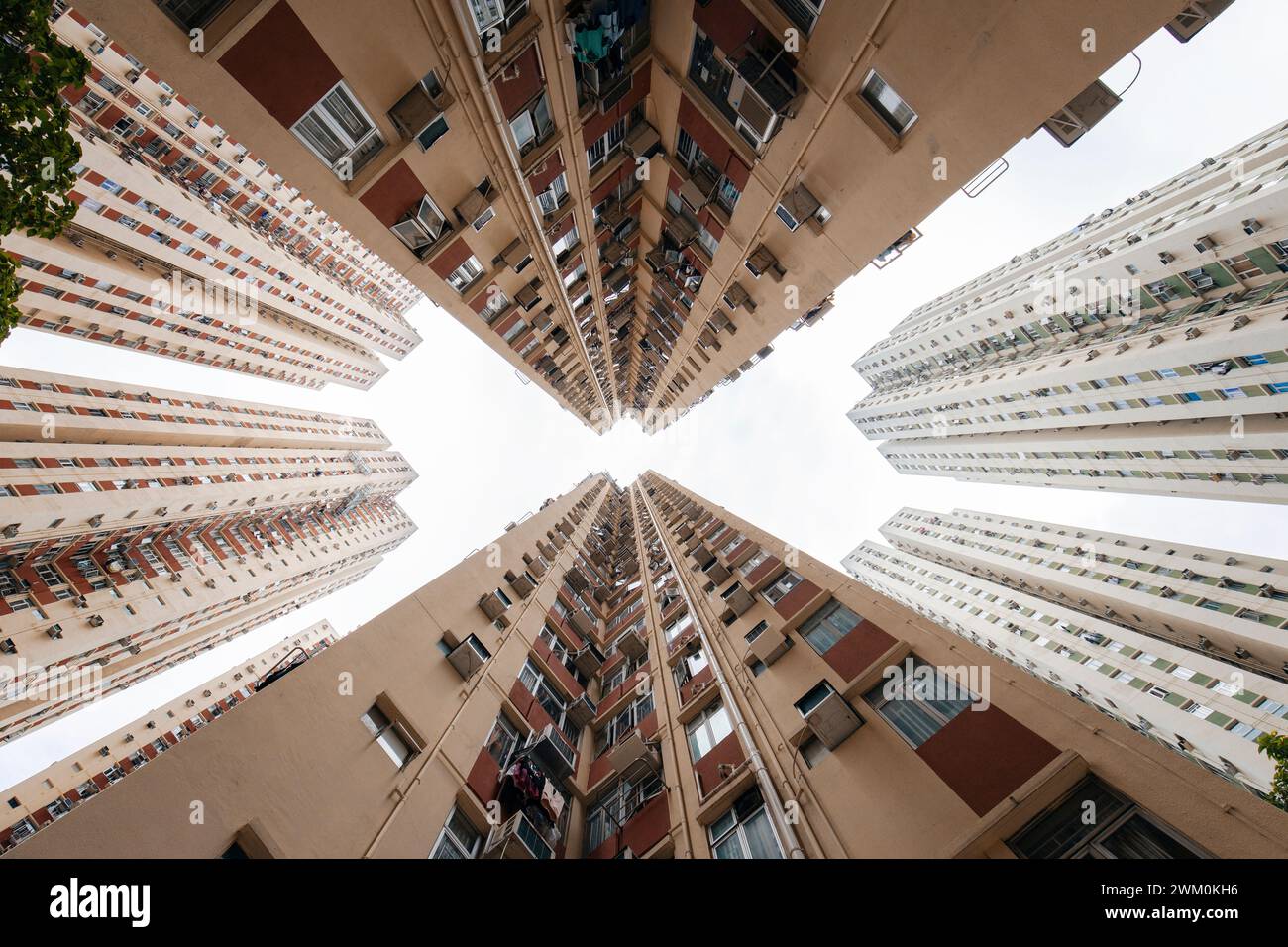 Tall modern residential building light hi-res stock photography and ...