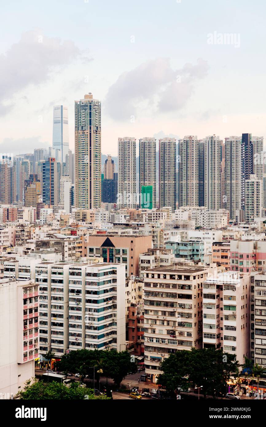 Row high rise buildings hi-res stock photography and images - Alamy