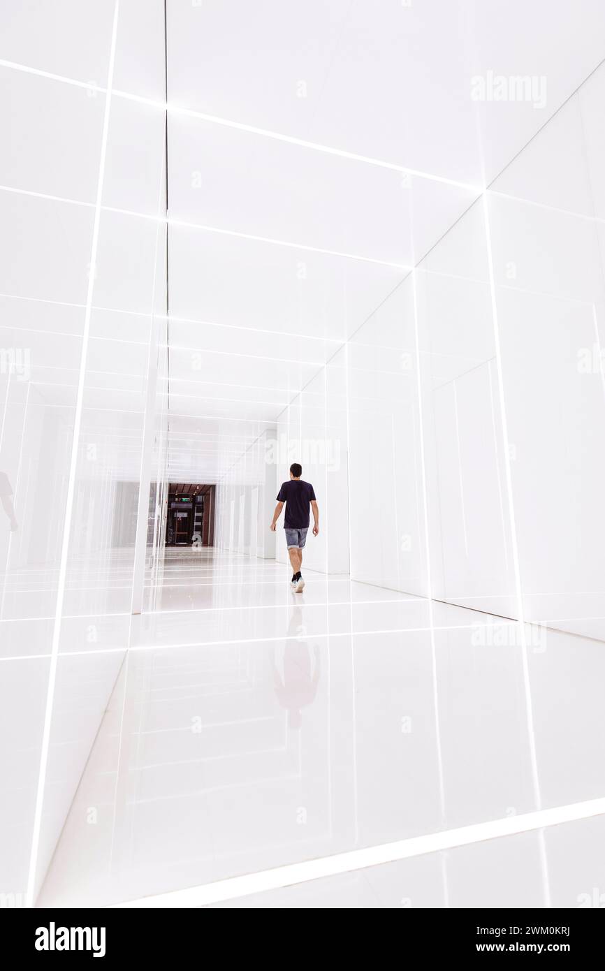 Corridor effect hi-res stock photography and images - Alamy