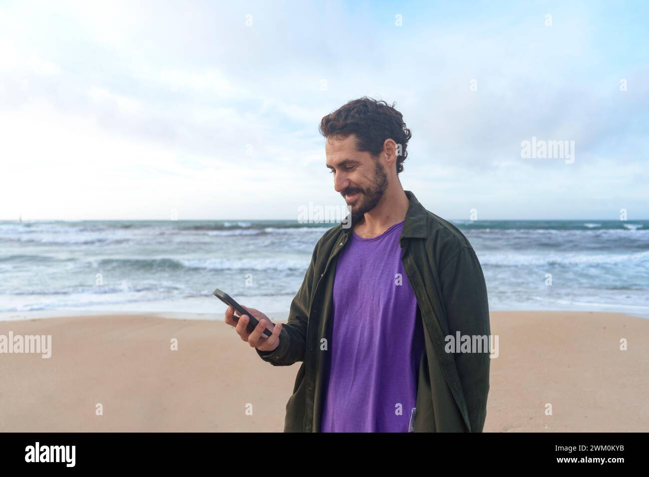Tourist mobile phone beach hi-res stock photography and images - Alamy