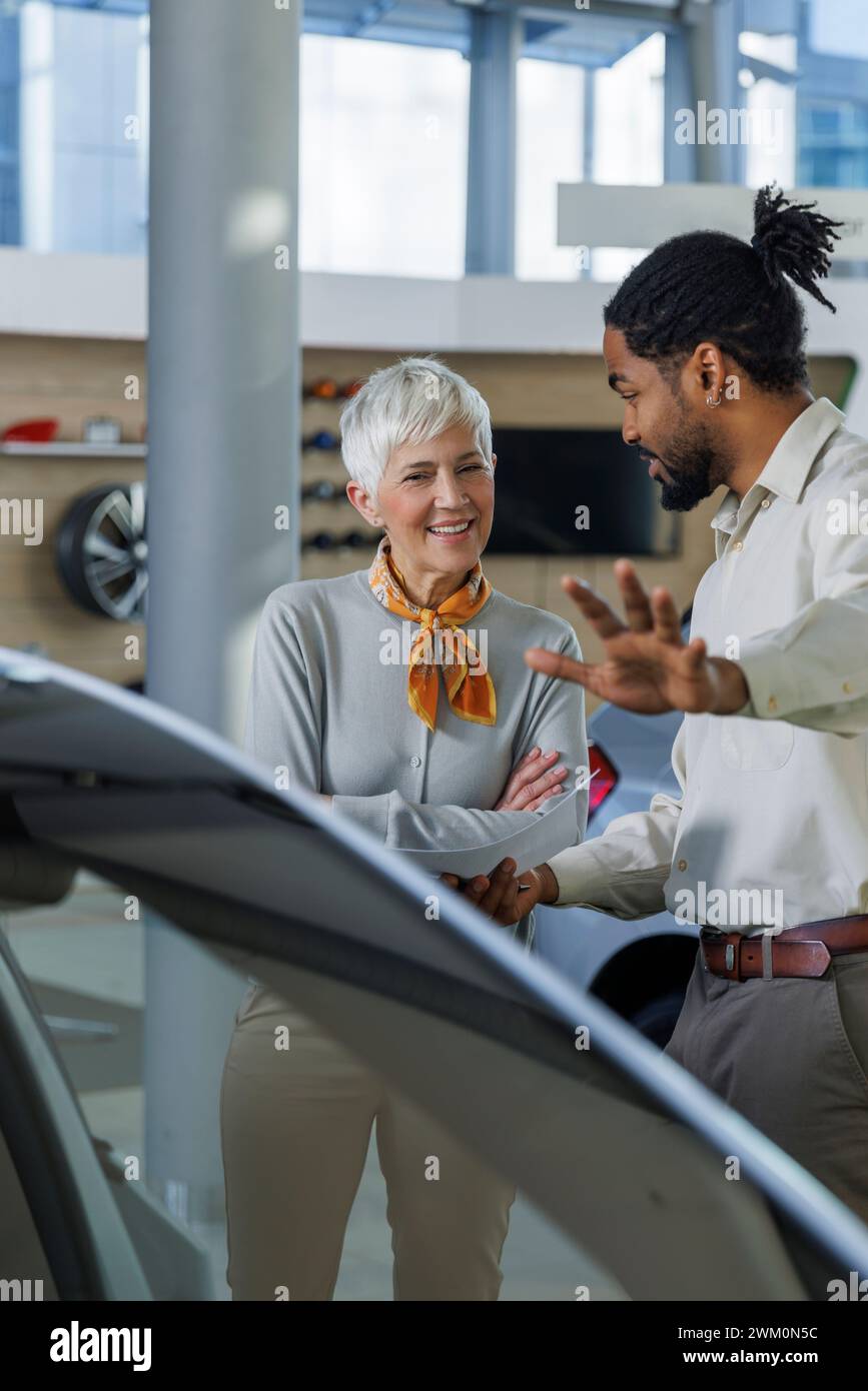 Happy customer hi-res stock photography and images - Alamy