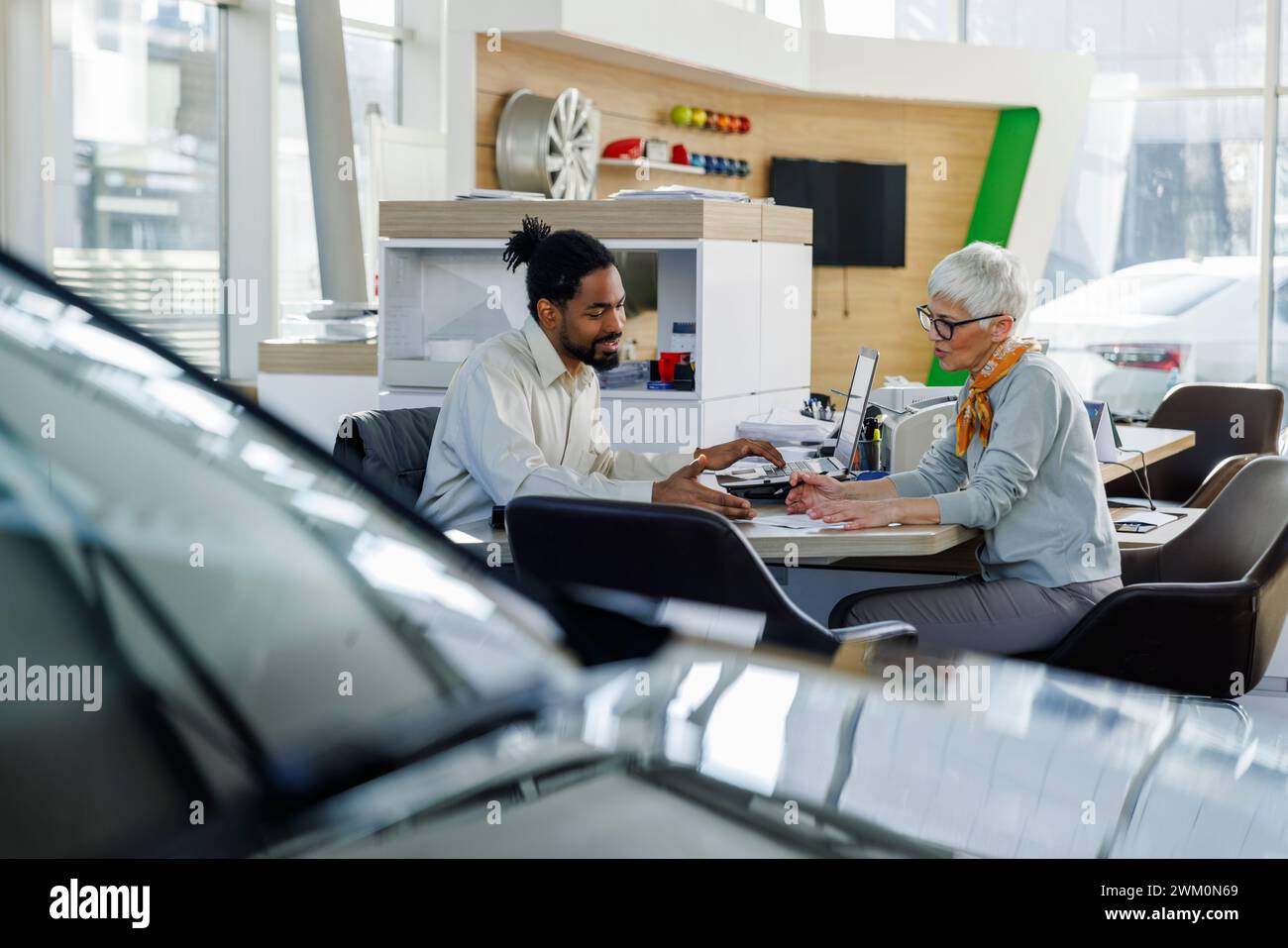 Salesperson and customer computer hi-res stock photography and images ...