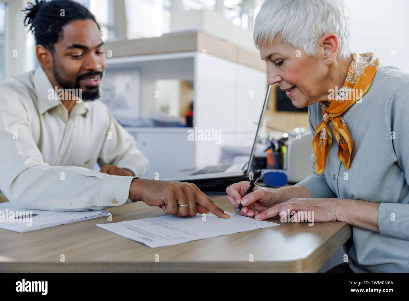 Car salesman and customer paperwork hi-res stock photography and images - Alamy