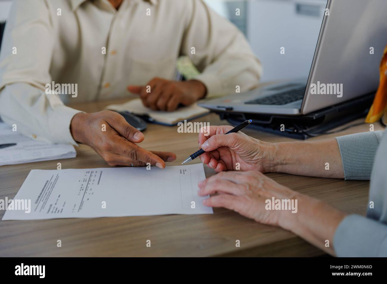 Salesperson and customer computer hi-res stock photography and images ...