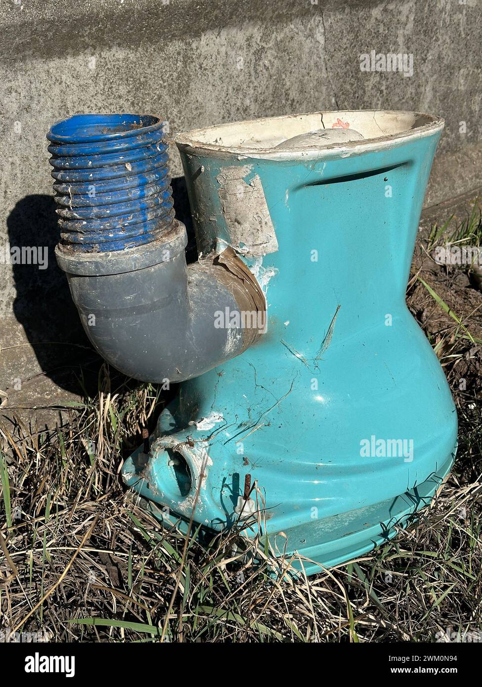 Broken damaged toilet on the street Stock Photo - Alamy