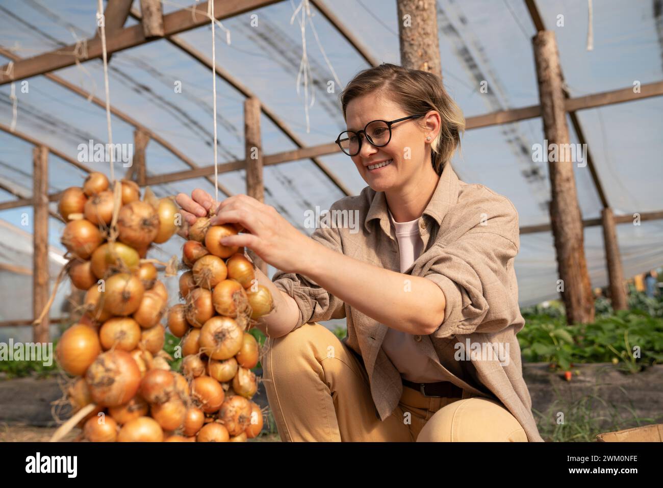 Tying onions hi-res stock photography and images - Alamy