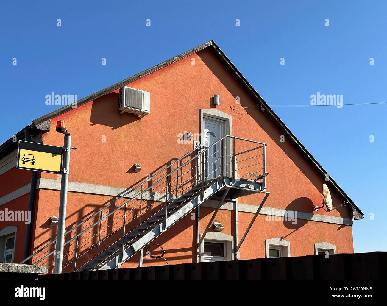 Outside ladder hi-res stock photography and images - Alamy