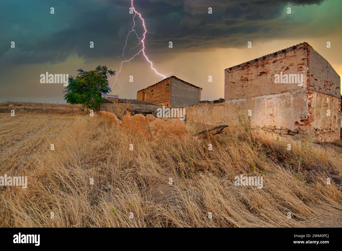 Lightning hitting house hi-res stock photography and images - Alamy