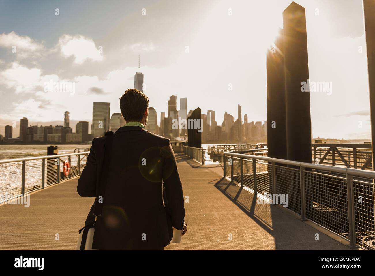 People walking on bridge in new york hi-res stock photography and ...