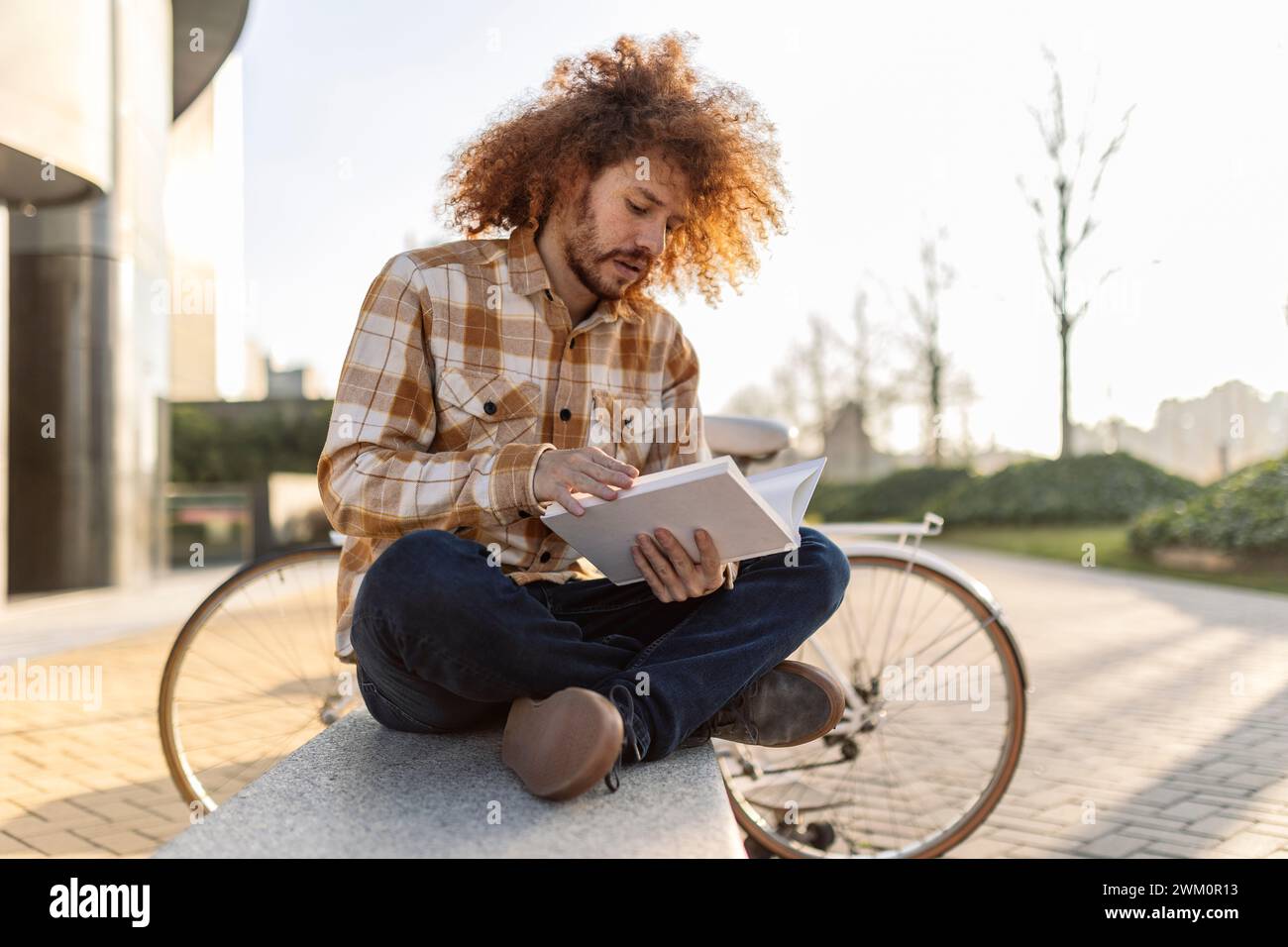 Man sitting reading book hi-res stock photography and images - Alamy