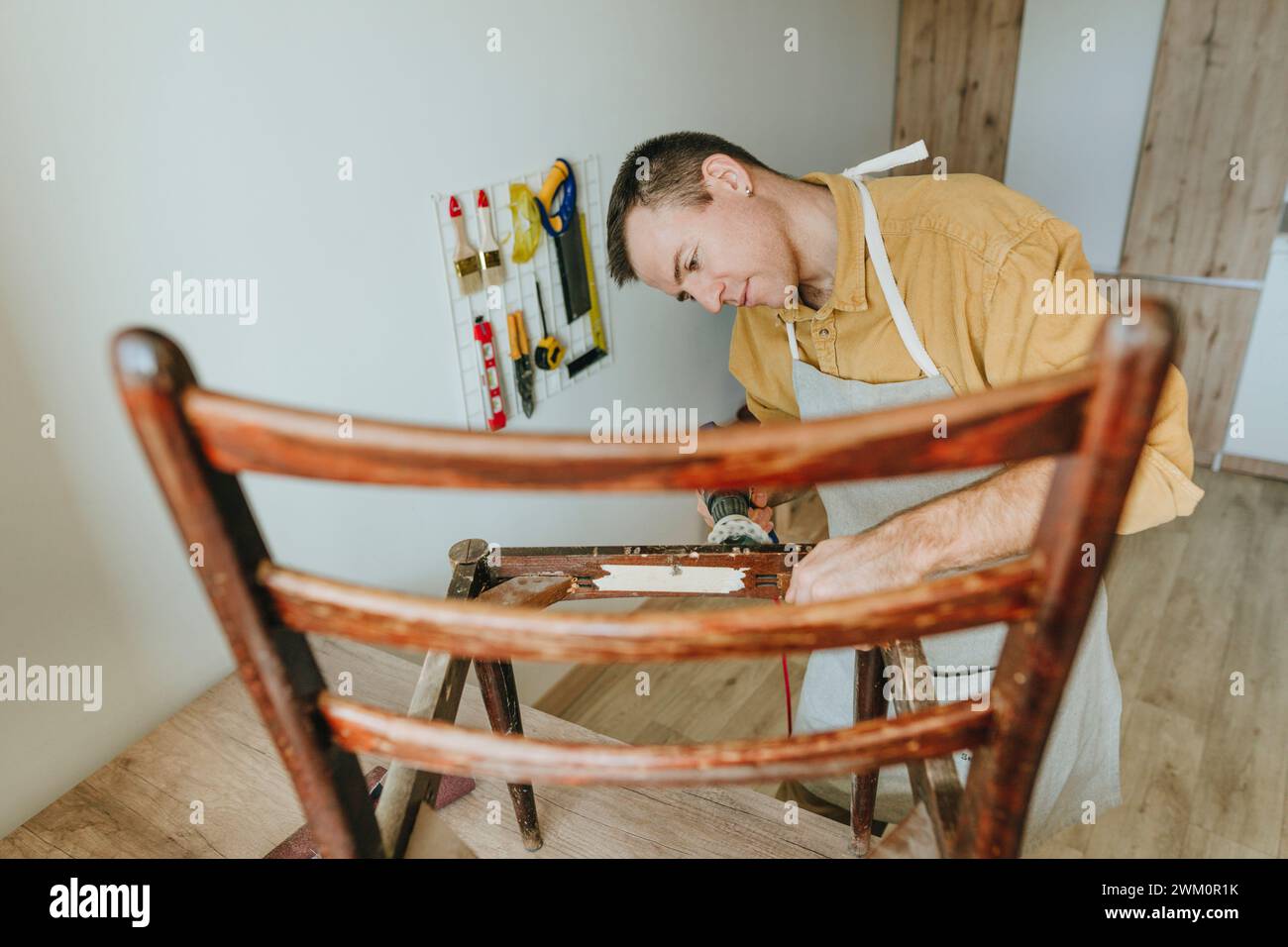 Man using tool hi-res stock photography and images - Alamy