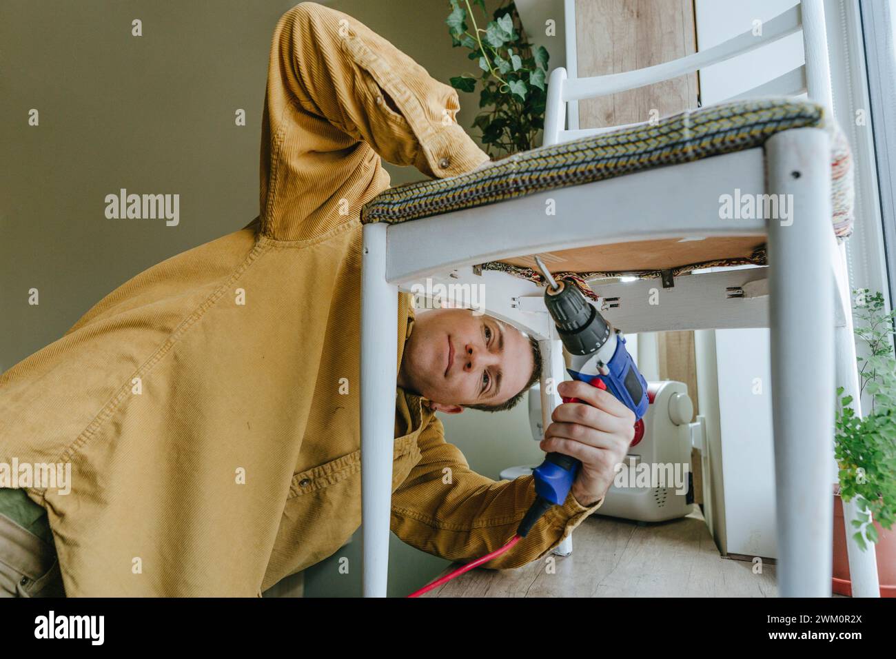 Using power drill hi-res stock photography and images - Alamy