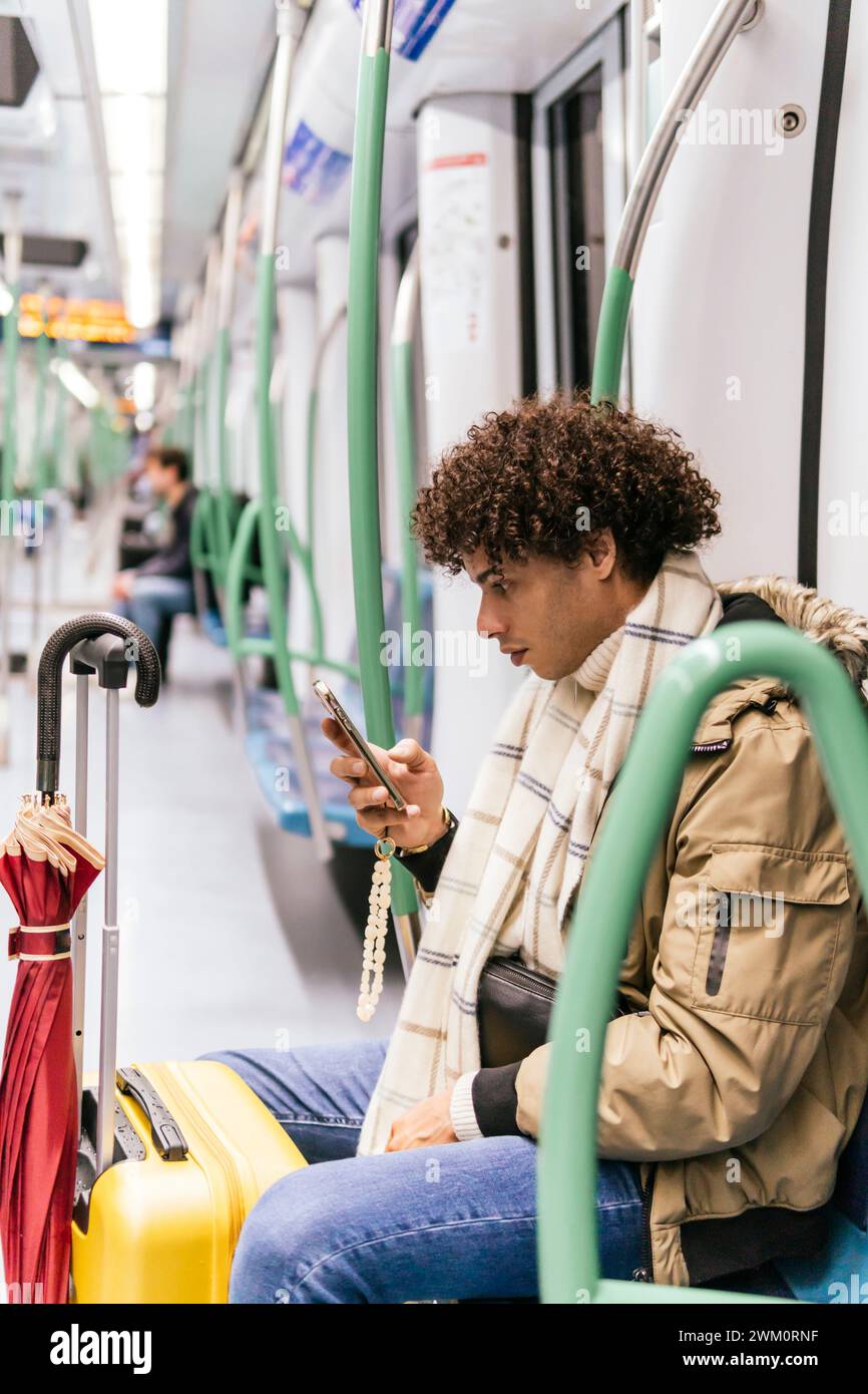 People sitting on luggage railway hi-res stock photography and images ...