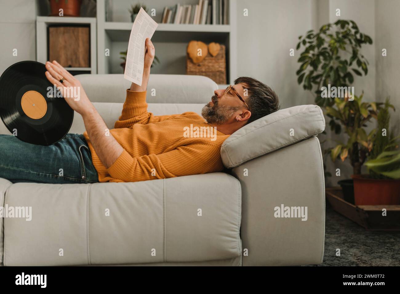 Vintage man reading paper hi-res stock photography and images - Alamy