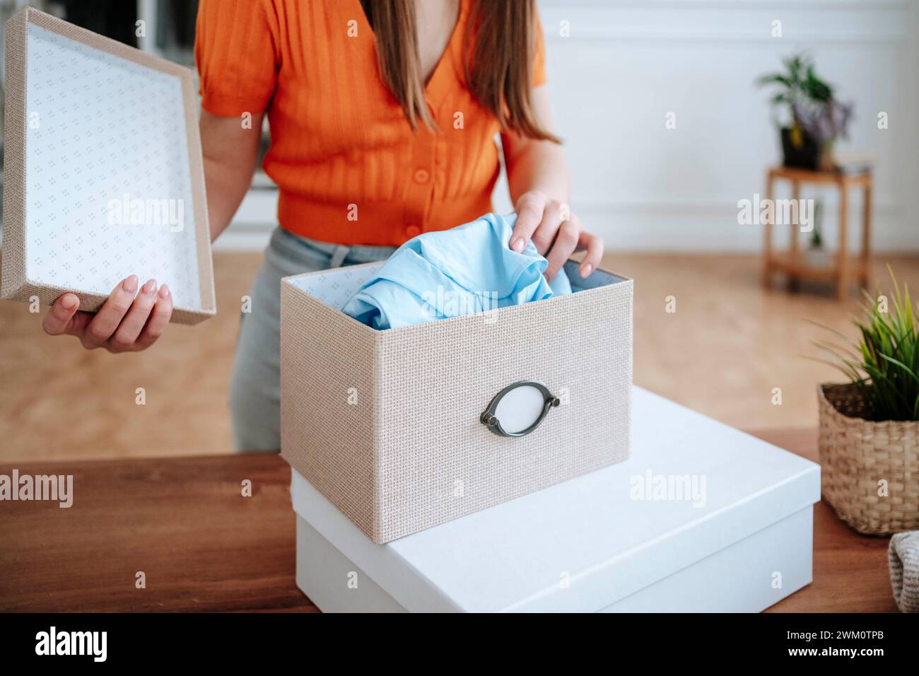 Opening cardboard boxes hi-res stock photography and images - Alamy