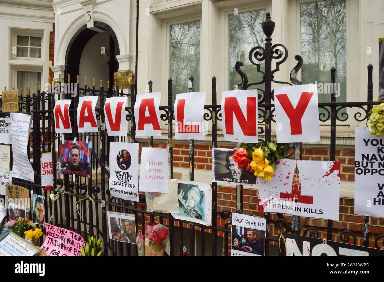 London, UK. 19th February 2024. Supporters of Alexei Navalny continue ...