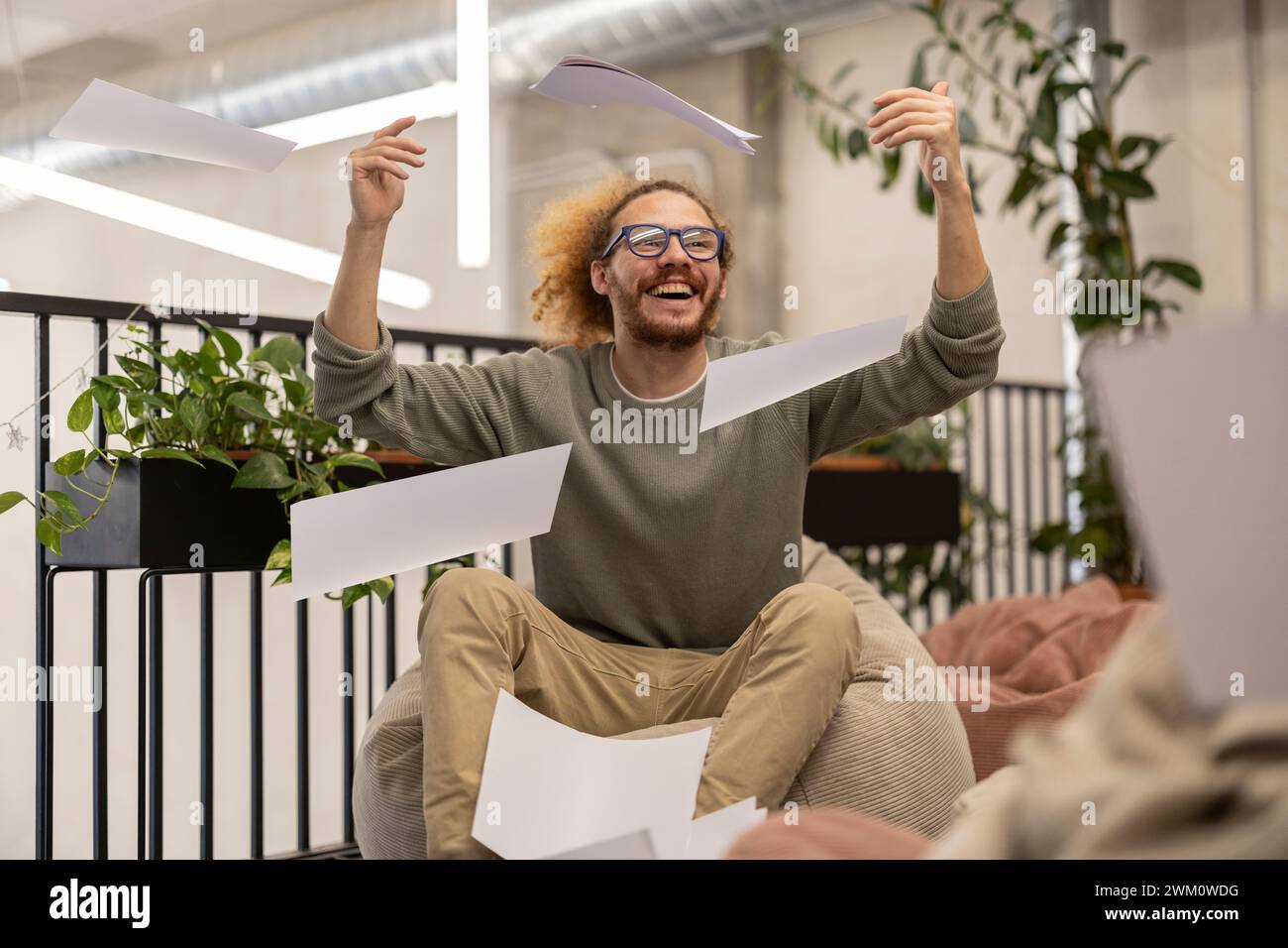 Falling documents hi-res stock photography and images - Alamy