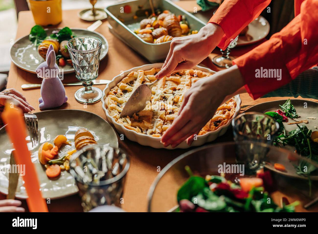 Woman cutting pie holiday dinner hi-res stock photography and images ...