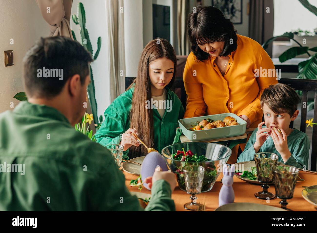 Family having dinner table hi-res stock photography and images - Alamy