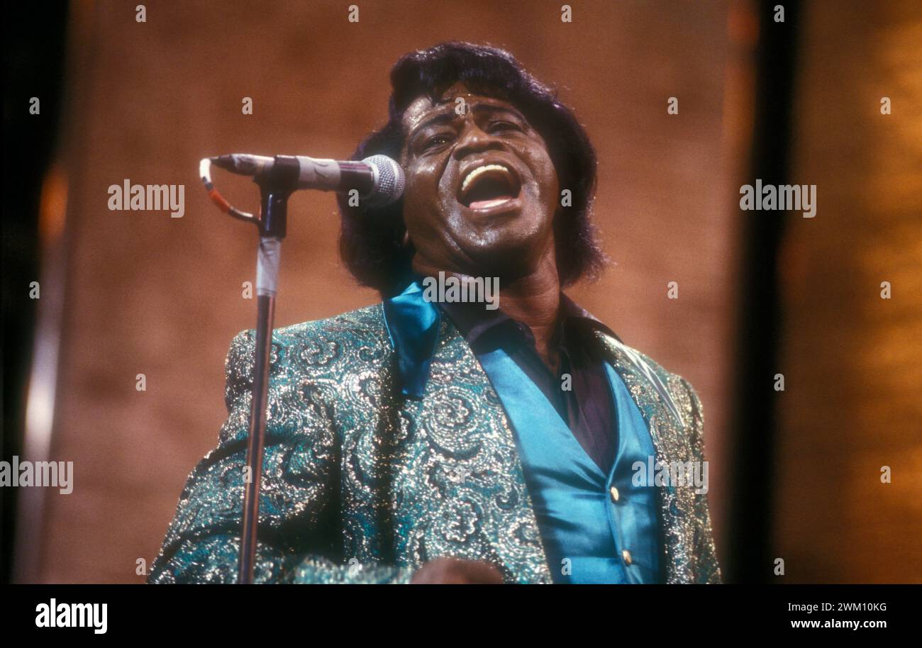 3824369 James Brown; (add.info.: New York, Apollo Theater, November ...