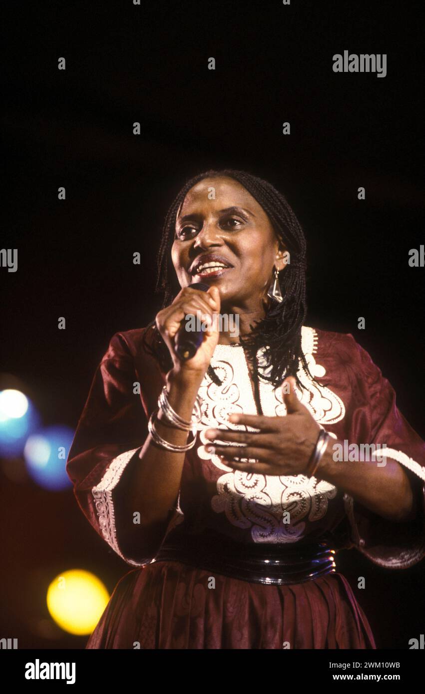 3824665 Miriam Makeba; (add.info.: South African singer Miriam Makeba ...
