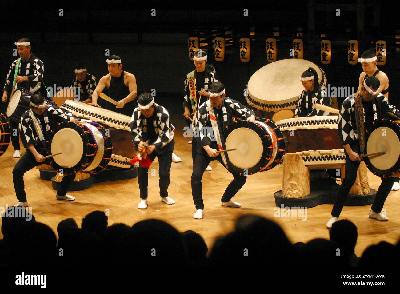 Suonatori di taiko hi-res stock photography and images - Alamy