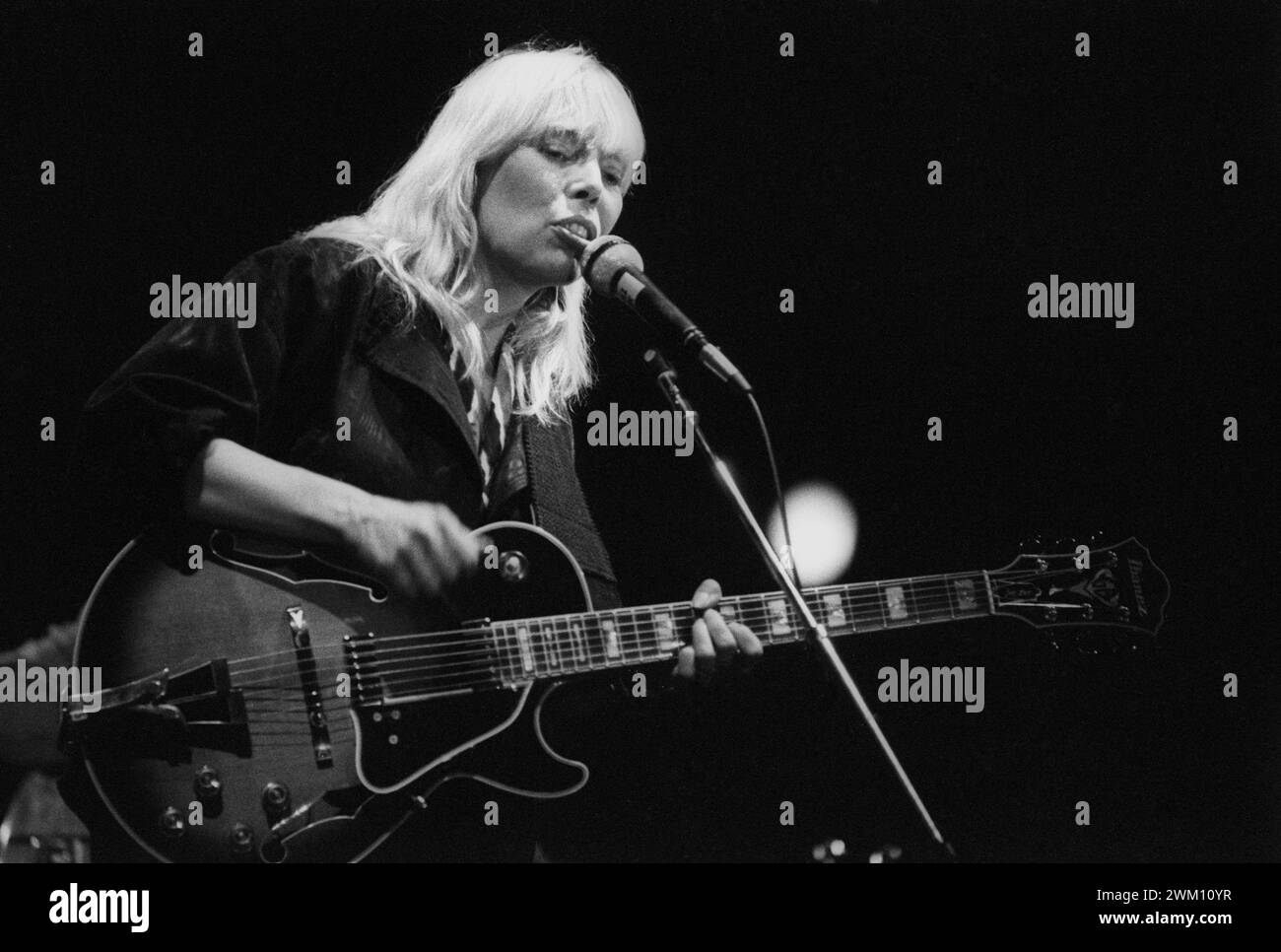 3824753 Joni Mitchell; (add.info.: Canadian singer-songwriter Joni ...