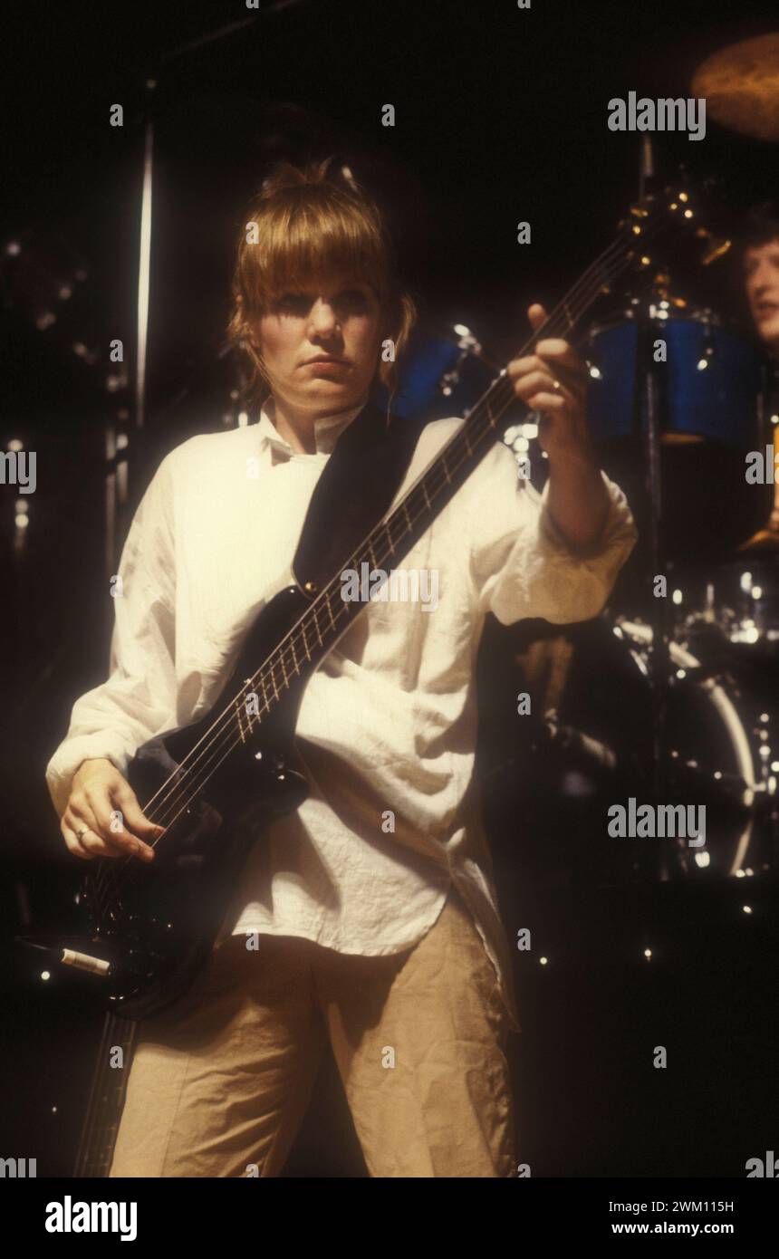 Donna bassista hi-res stock photography and images - Alamy