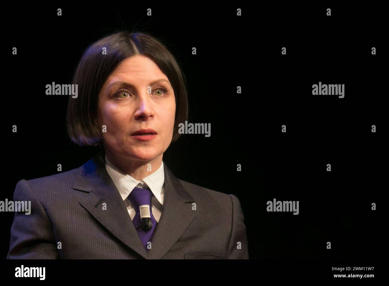 Donna reading hi-res stock photography and images - Alamy