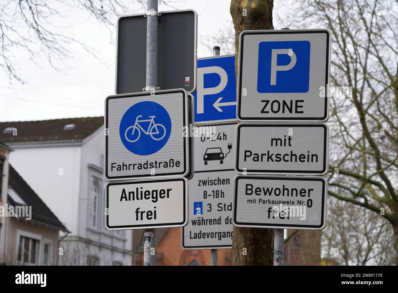 Schilderwald an der Einfahrt zur Fahrradstraße Humboldtstraße in Bremen ...