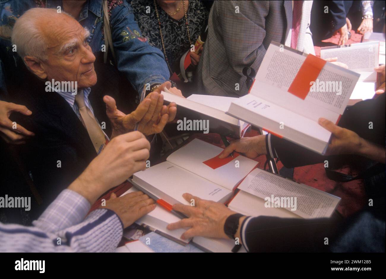 Firmare autografi hi-res stock photography and images - Alamy