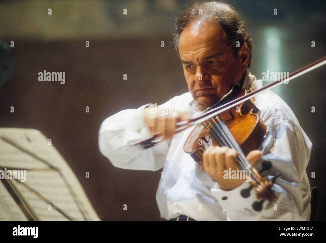 Violinista classica hi-res stock photography and images - Alamy