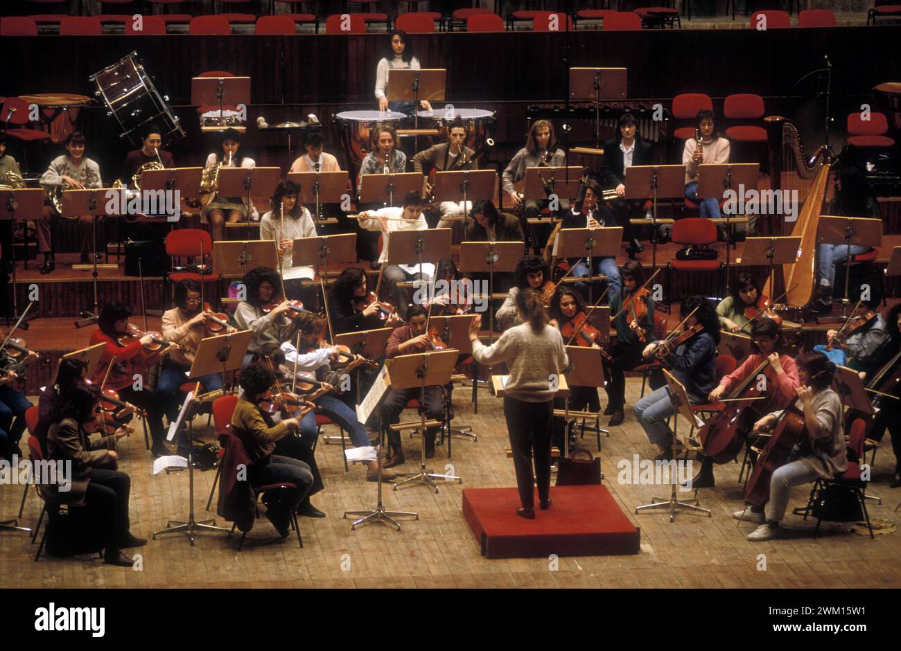 Orchestre femminili hi-res stock photography and images - Alamy