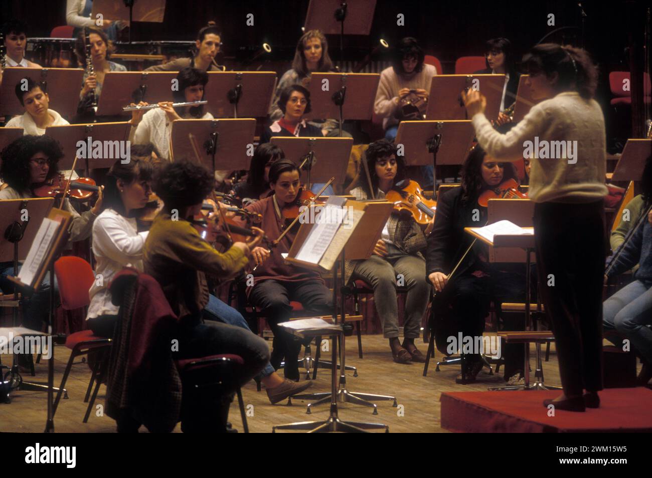 Orchestre femminili hi-res stock photography and images - Alamy