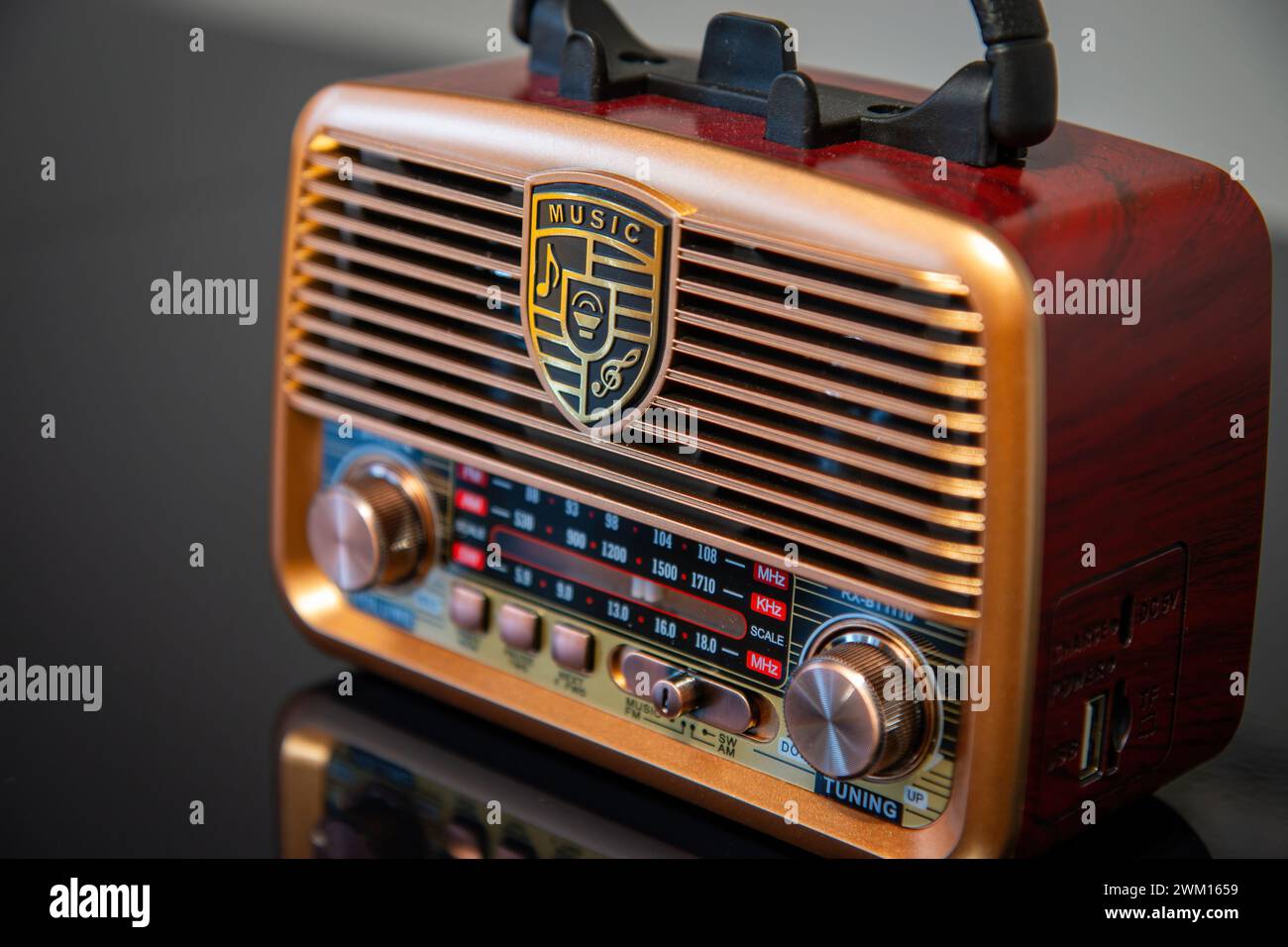 Vintage radio table hi-res stock photography and images - Alamy