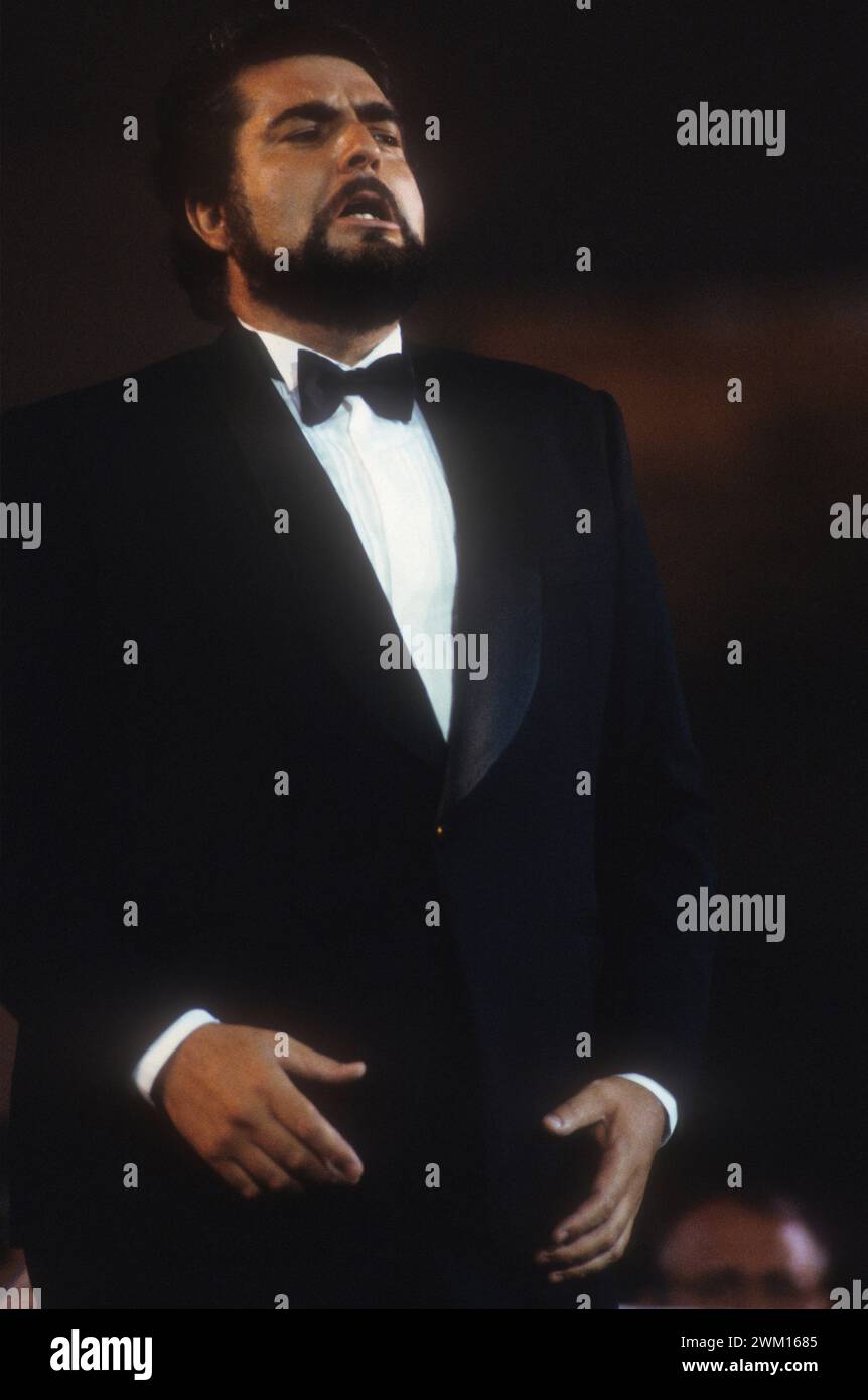 Baritono lirico hi-res stock photography and images - Alamy