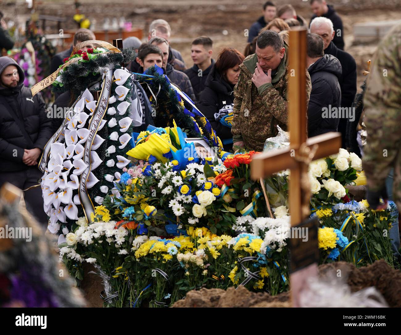 Ukrainian soldiers and bereaved family mourn the victim of Russia's ...