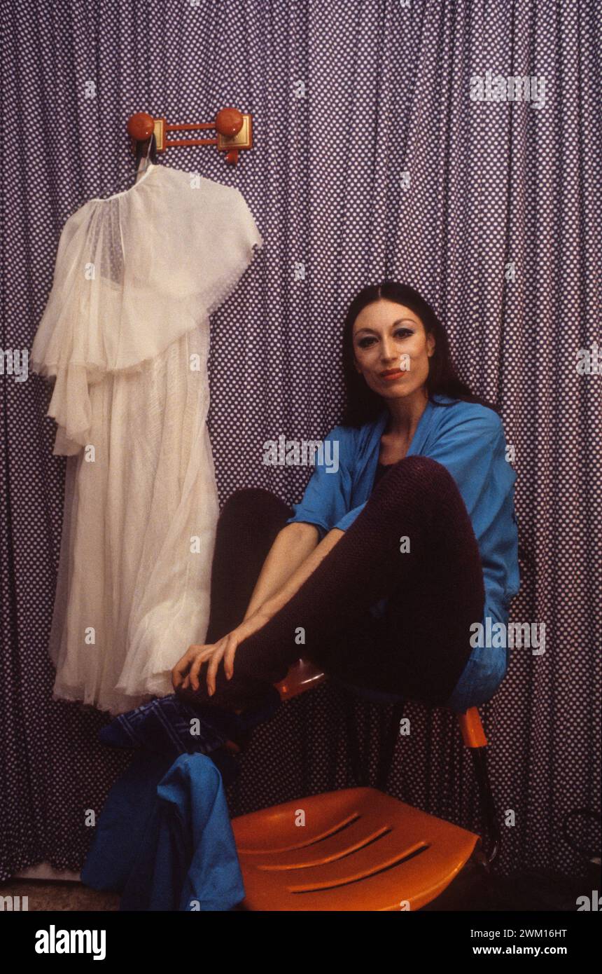 Danza verticale hi-res stock photography and images - Alamy