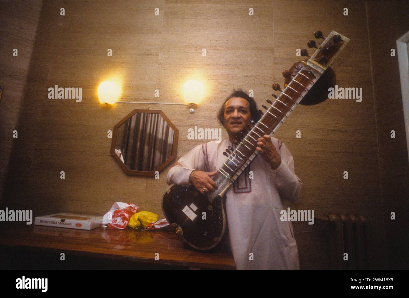 Compositori indiani hi-res stock photography and images - Alamy