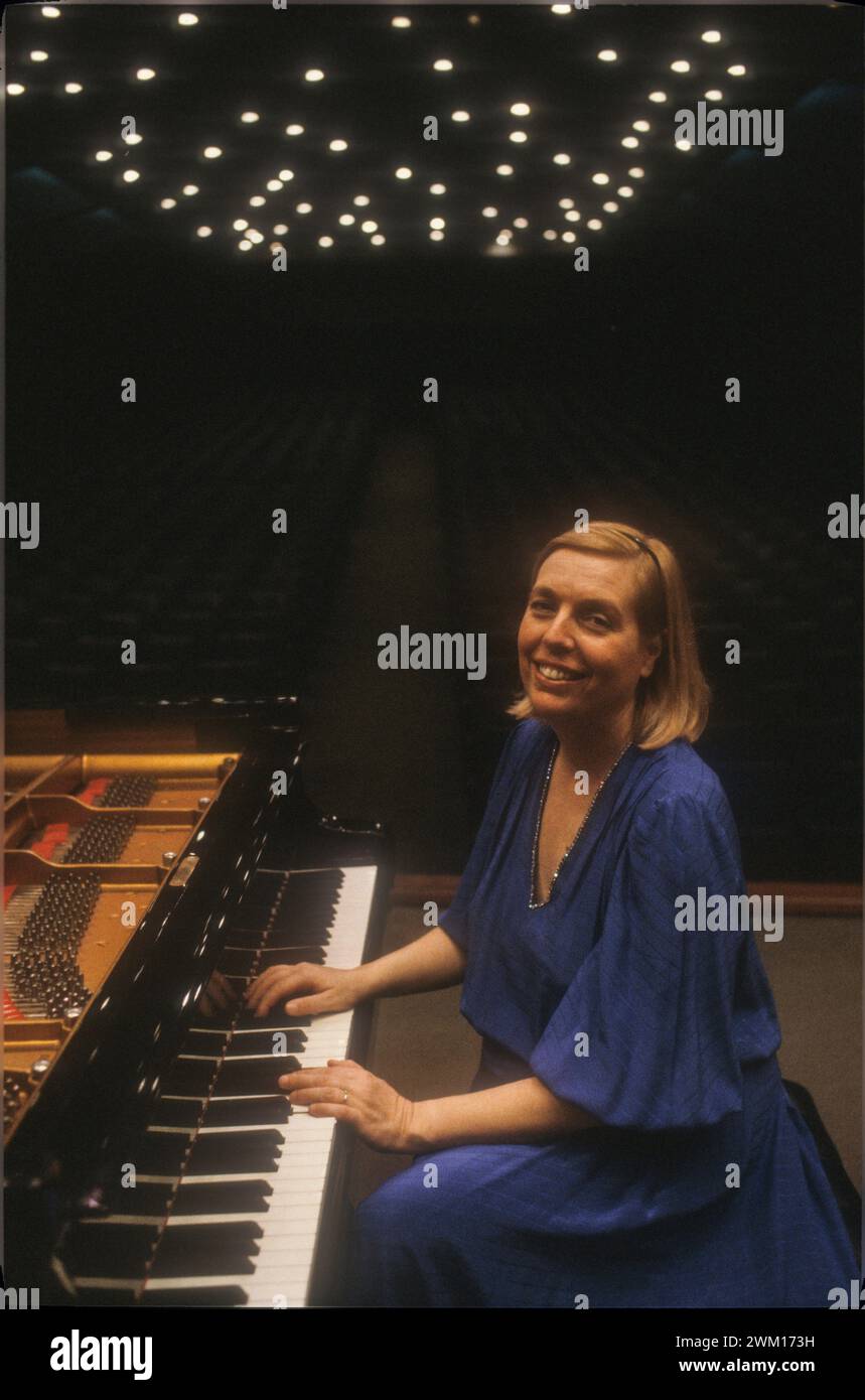 Italian women pianists hi-res stock photography and images - Alamy