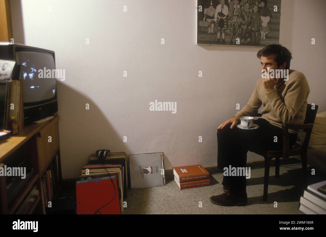 Guardale la tv hi-res stock photography and images - Alamy