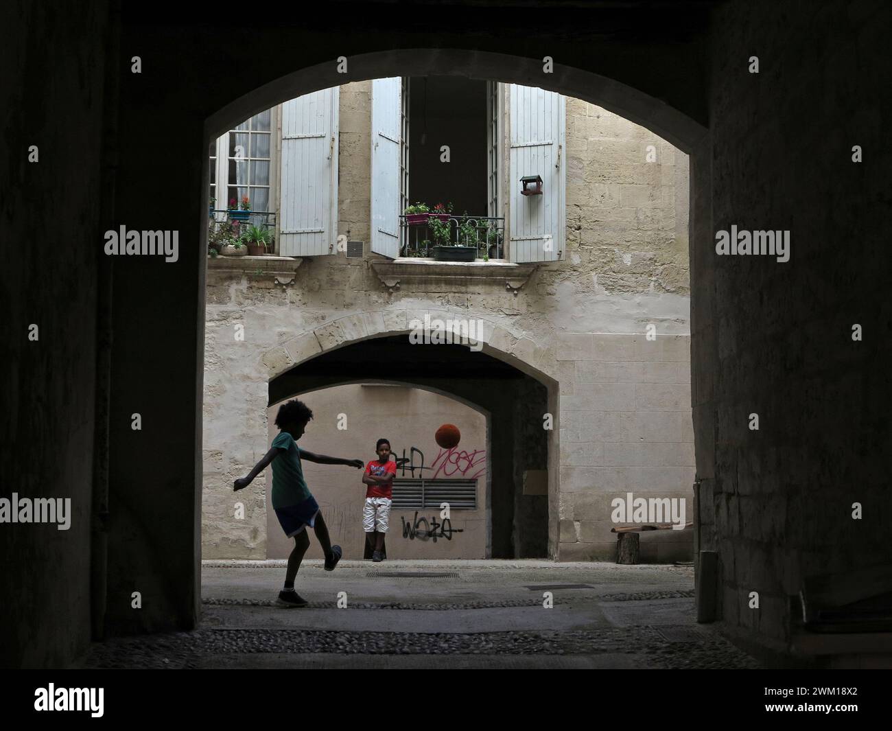 Bambini che giocano a calcio in strada hi-res stock photography and ...