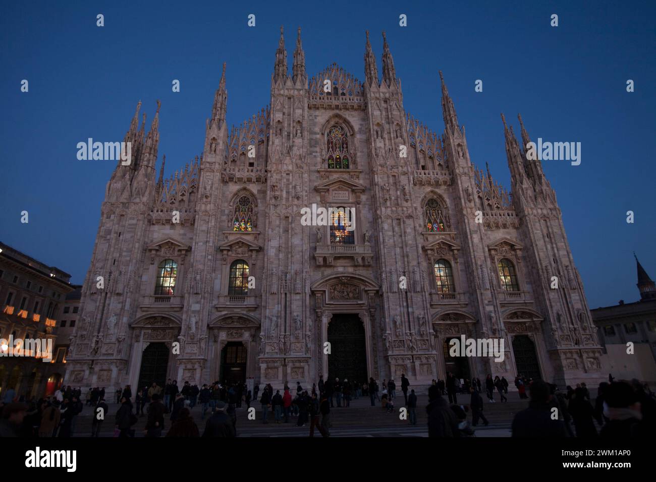 Milano duomo di notte hi-res stock photography and images - Alamy