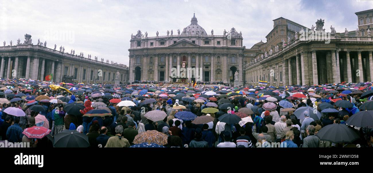 Panoramic view of st peter s square in vatican city hi-res stock ...