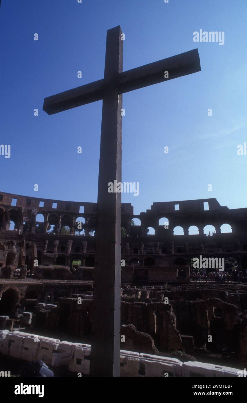 Colosseo all'interno hi-res stock photography and images - Alamy