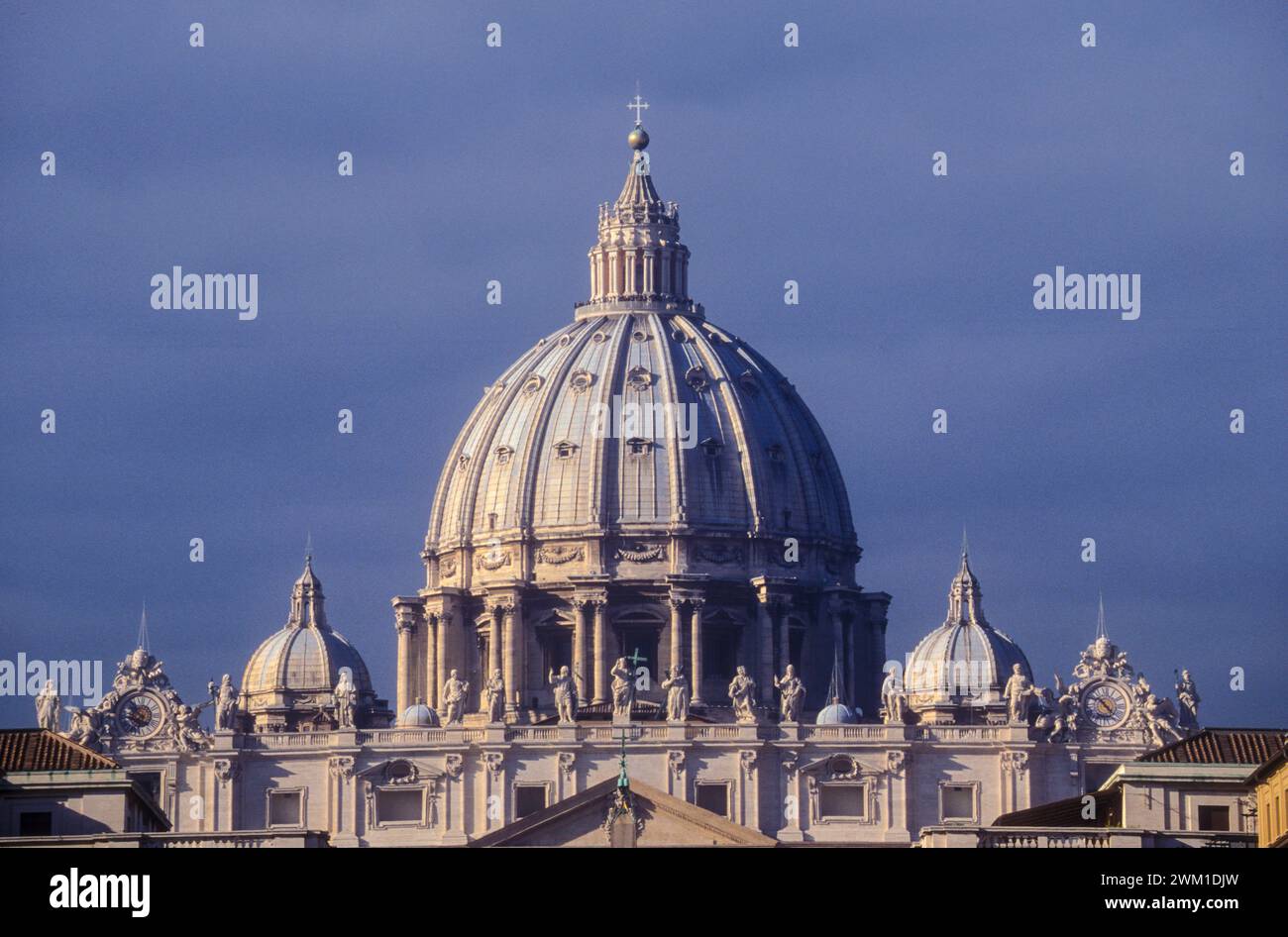 Cupola della basilica di san pietro hi-res stock photography and images ...