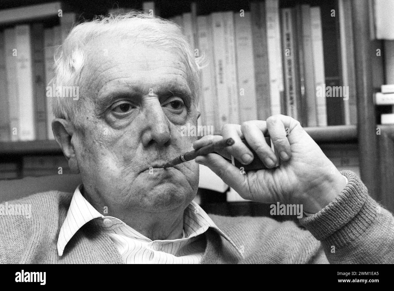 Fumare il sigaro hi-res stock photography and images - Alamy